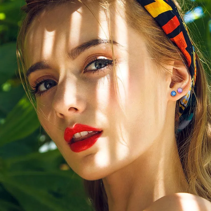 Piercing oreille cartilage hélix écailles de poisson bleu